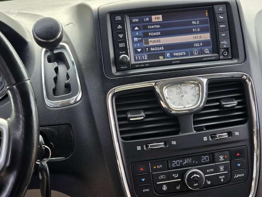 Pelēks Lancia Voyager 2013 Kauņa, ar dzinēja tilpumu 2.80 L un nobraukumu 241 tūkst. km par 5550 €, foto 10 vietnē AUTOMOTO.COM.LV