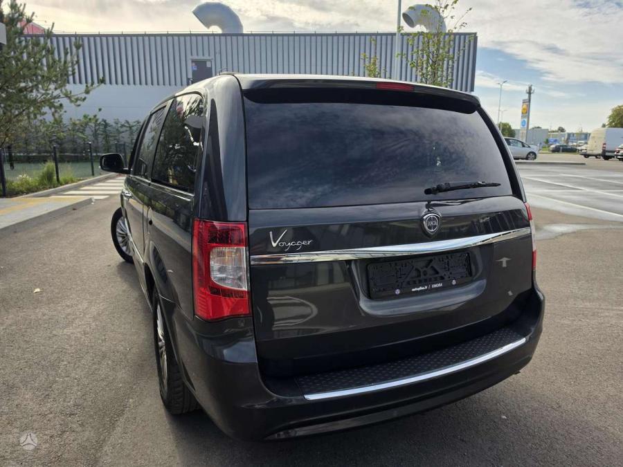 Pelēks Lancia Voyager 2013 Kauņa, ar dzinēja tilpumu 2.80 L un nobraukumu 241 tūkst. km par 5550 €, foto 26 vietnē AUTOMOTO.COM.LV