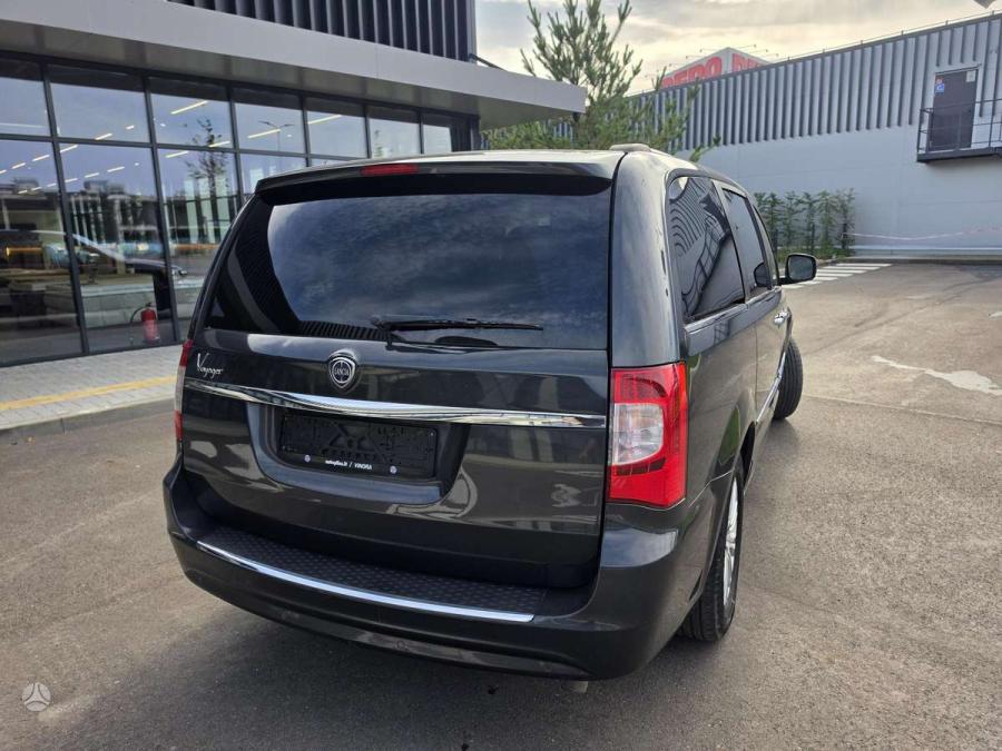 Pelēks Lancia Voyager 2013 Kauņa, ar dzinēja tilpumu 2.80 L un nobraukumu 241 tūkst. km par 5550 €, foto 27 vietnē AUTOMOTO.COM.LV