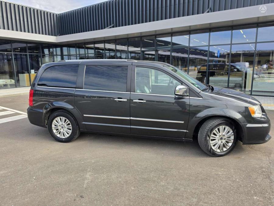 Pelēks Lancia Voyager 2013 Kauņa, ar dzinēja tilpumu 2.80 L un nobraukumu 241 tūkst. km par 5550 €, foto 29 vietnē AUTOMOTO.COM.LV