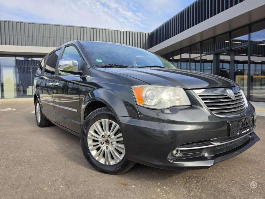 Pelēks Lancia Voyager 2013 Kauņa, ar dzinēja tilpumu 2.80 L un nobraukumu 241 tūkst. km par 5550 €, foto 30 vietnē AUTOMOTO.COM.LV