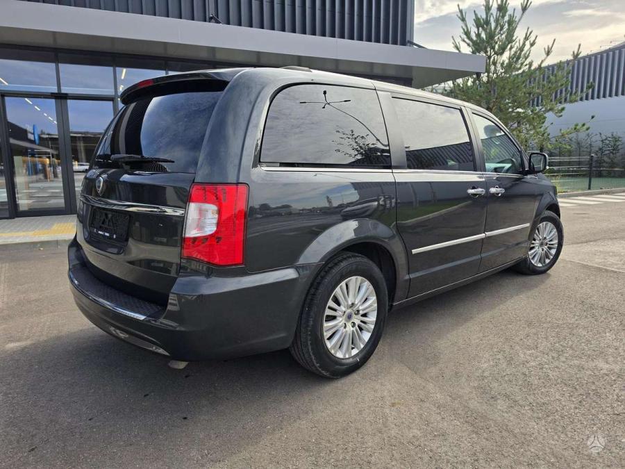 Pelēks Lancia Voyager 2013 Kauņa, ar dzinēja tilpumu 2.80 L un nobraukumu 241 tūkst. km par 5550 €, foto 35 vietnē AUTOMOTO.COM.LV