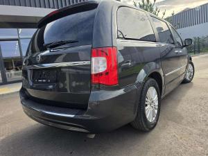 Pelēks Lancia Voyager 2013 Kauņa, ar dzinēja tilpumu 2.80 L un nobraukumu 241 tūkst. km par 5550 €, foto 36 vietnē AUTOMOTO.COM.LV