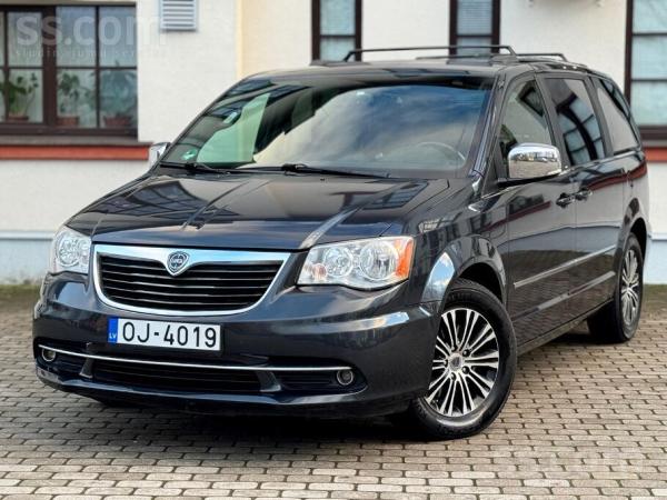 Grey Lancia Voyager 2014 in Riga, with an engine capacity of 2.80 L and mileage of 239 thousand km for 9750 €, photo 1 on AUTOMOTO.COM.LV
