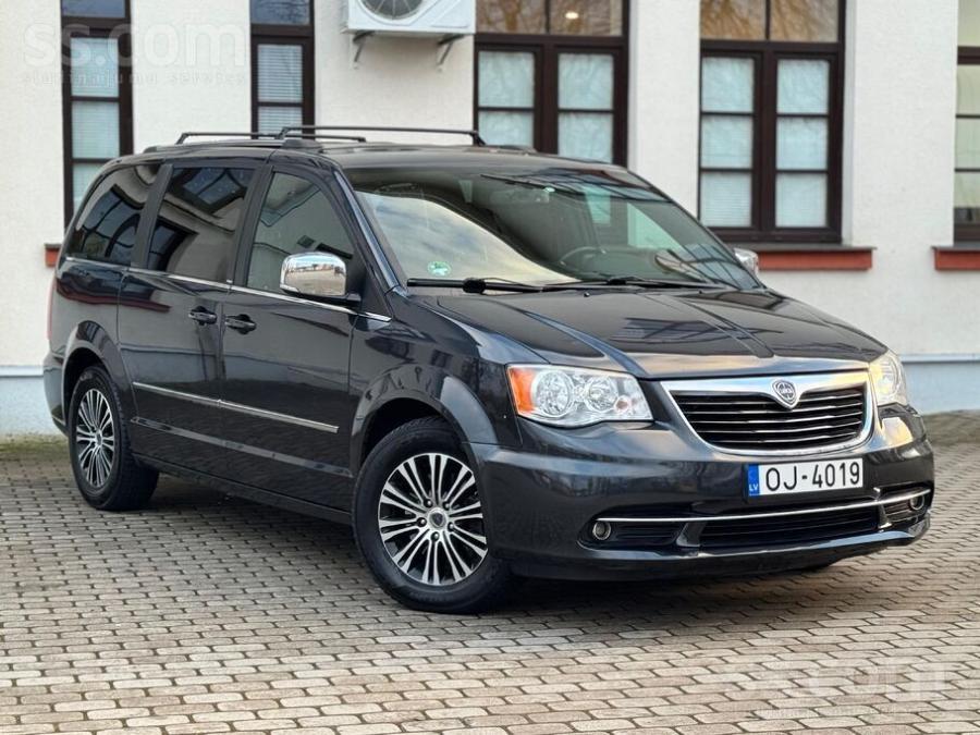 Grey Lancia Voyager 2014 in Riga, with an engine capacity of 2.80 L and mileage of 239 thousand km for 9750 €, photo 5 on AUTOMOTO.COM.LV