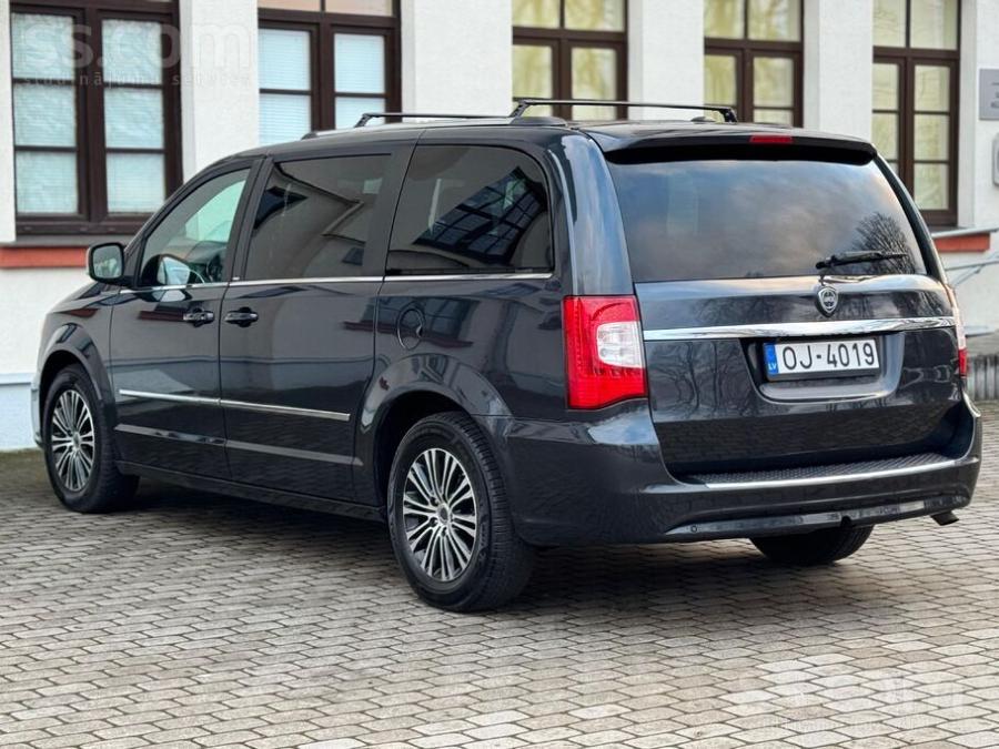 Grey Lancia Voyager 2014 in Riga, with an engine capacity of 2.80 L and mileage of 239 thousand km for 9750 €, photo 7 on AUTOMOTO.COM.LV
