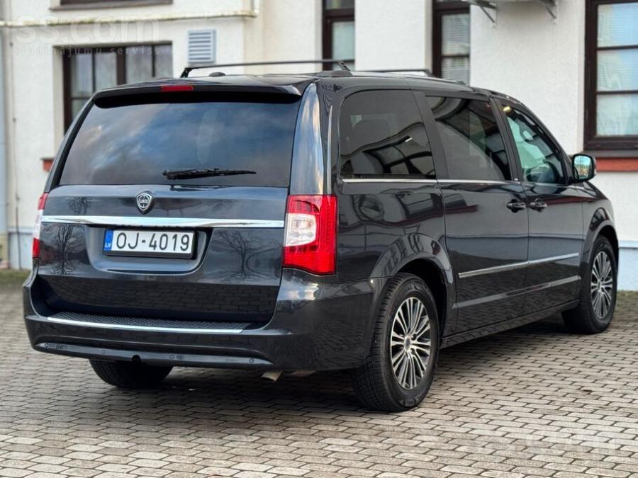 Grey Lancia Voyager 2014 in Riga, with an engine capacity of 2.80 L and mileage of 239 thousand km for 9750 €, photo 8 on AUTOMOTO.COM.LV