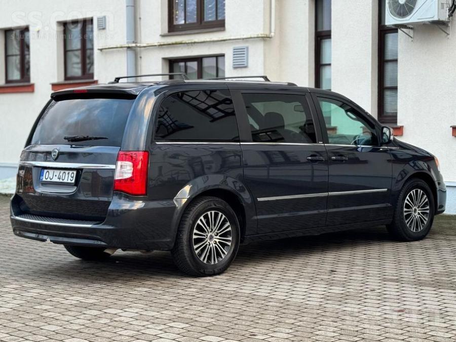 Grey Lancia Voyager 2014 in Riga, with an engine capacity of 2.80 L and mileage of 239 thousand km for 9750 €, photo 9 on AUTOMOTO.COM.LV