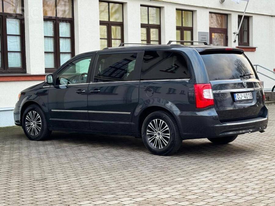 Grey Lancia Voyager 2014 in Riga, with an engine capacity of 2.80 L and mileage of 239 thousand km for 9750 €, photo 10 on AUTOMOTO.COM.LV