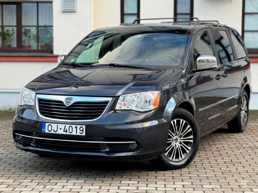 Grey Lancia Voyager 2014 in Panevezys, with an engine capacity of 2.80 L and mileage of 239 thousand km for 8950 €, photo 1 on AUTOMOTO.COM.LV
