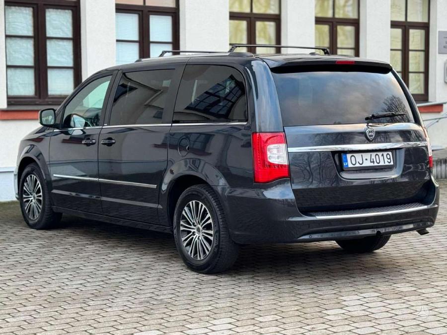 Grey Lancia Voyager 2014 in Panevezys, with an engine capacity of 2.80 L and mileage of 239 thousand km for 8950 €, photo 4 on AUTOMOTO.COM.LV