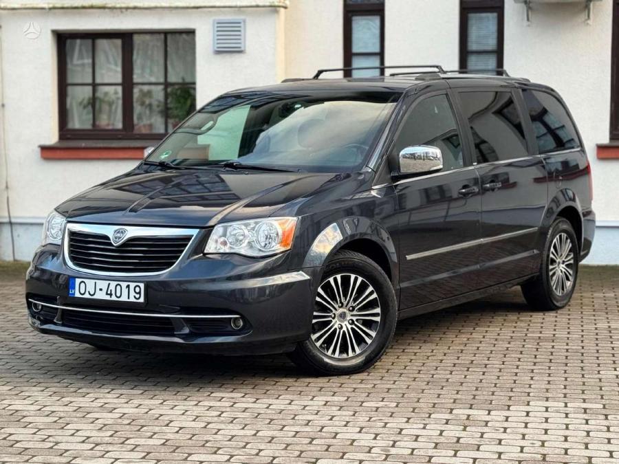 Grey Lancia Voyager 2014 in Panevezys, with an engine capacity of 2.80 L and mileage of 239 thousand km for 8950 €, photo 5 on AUTOMOTO.COM.LV