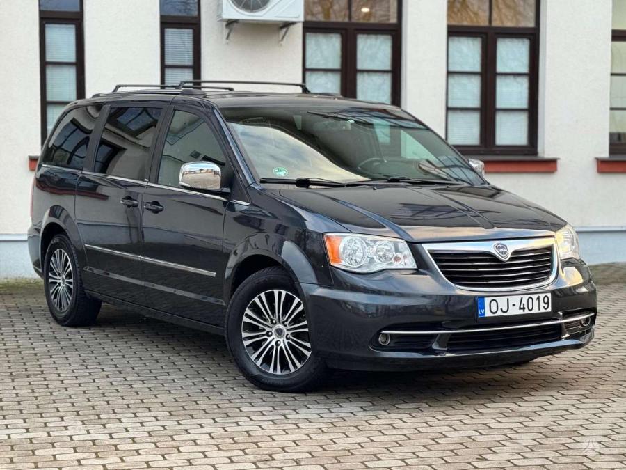 Grey Lancia Voyager 2014 in Panevezys, with an engine capacity of 2.80 L and mileage of 239 thousand km for 8950 €, photo 6 on AUTOMOTO.COM.LV