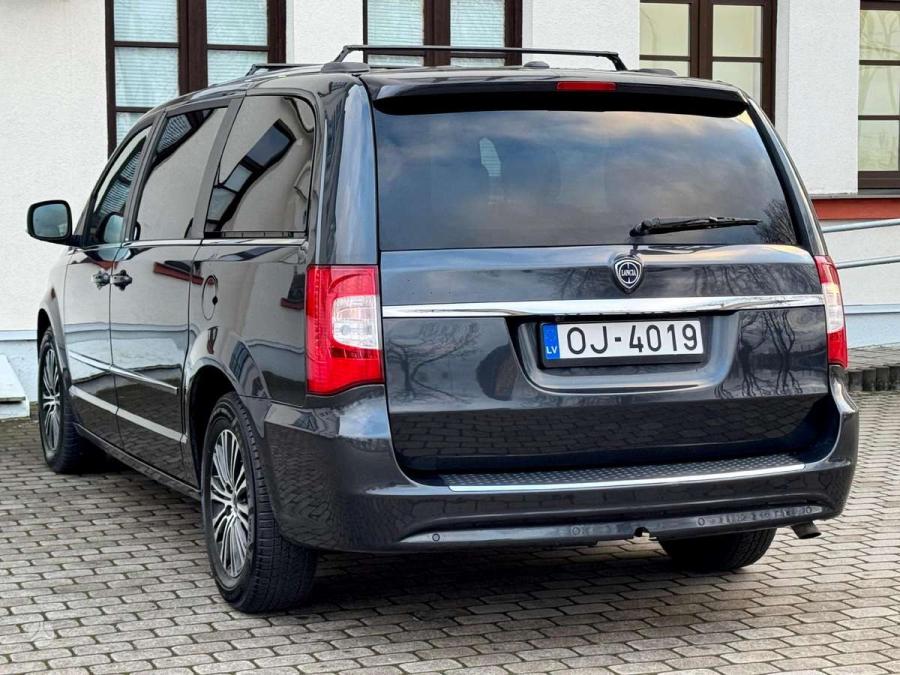 Grey Lancia Voyager 2014 in Panevezys, with an engine capacity of 2.80 L and mileage of 239 thousand km for 8950 €, photo 7 on AUTOMOTO.COM.LV