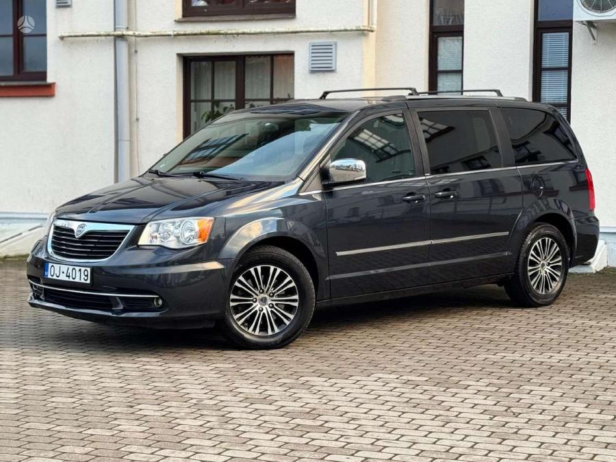 Grey Lancia Voyager 2014 in Panevezys, with an engine capacity of 2.80 L and mileage of 239 thousand km for 8950 €, photo 9 on AUTOMOTO.COM.LV