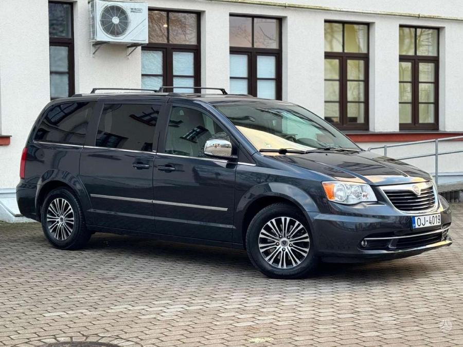 Grey Lancia Voyager 2014 in Panevezys, with an engine capacity of 2.80 L and mileage of 239 thousand km for 8950 €, photo 10 on AUTOMOTO.COM.LV