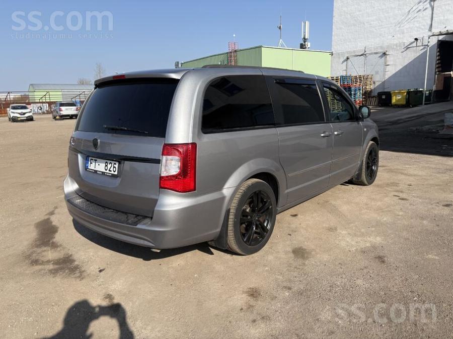 Pelēks Lancia Voyager 2014 Daugavpils, ar dzinēja tilpumu 2.80 L un nobraukumu 253 tūkst. km par 12000 €, foto 2 vietnē AUTOMOTO.COM.LV