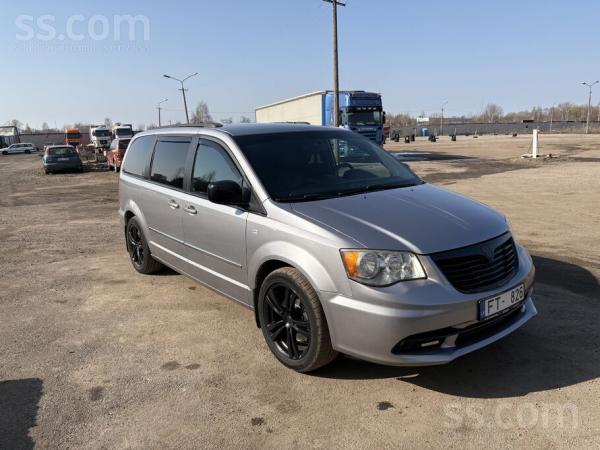 Pelēks Lancia Voyager 2014 Daugavpils, ar dzinēja tilpumu 2.80 L un nobraukumu 253 tūkst. km par 12000 €, foto 3 vietnē AUTOMOTO.COM.LV