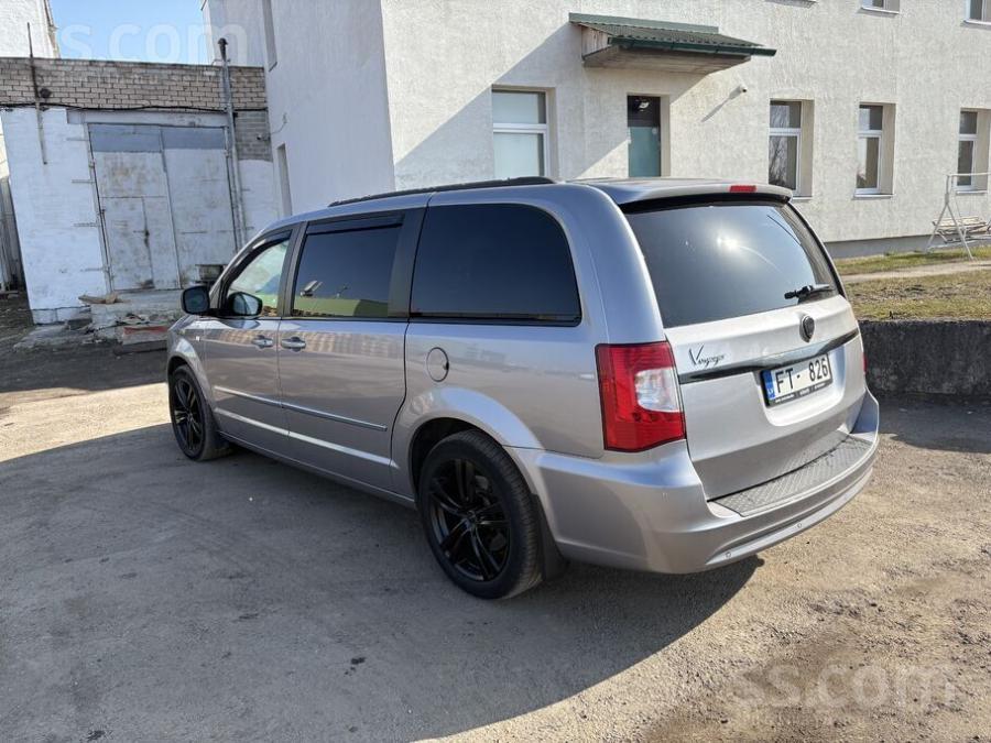 Pelēks Lancia Voyager 2014 Daugavpils, ar dzinēja tilpumu 2.80 L un nobraukumu 253 tūkst. km par 12000 €, foto 5 vietnē AUTOMOTO.COM.LV