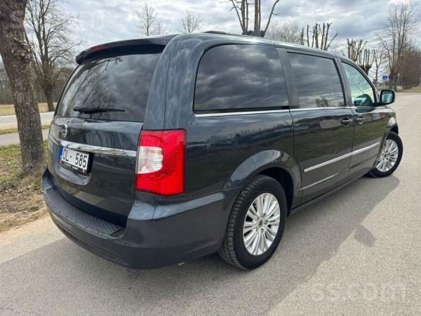 Pelēks Lancia Voyager 2014 Ogre, ar dzinēja tilpumu 2.80 L un nobraukumu 216 tūkst. km par 9280 €, foto 10 vietnē AUTOMOTO.COM.LV