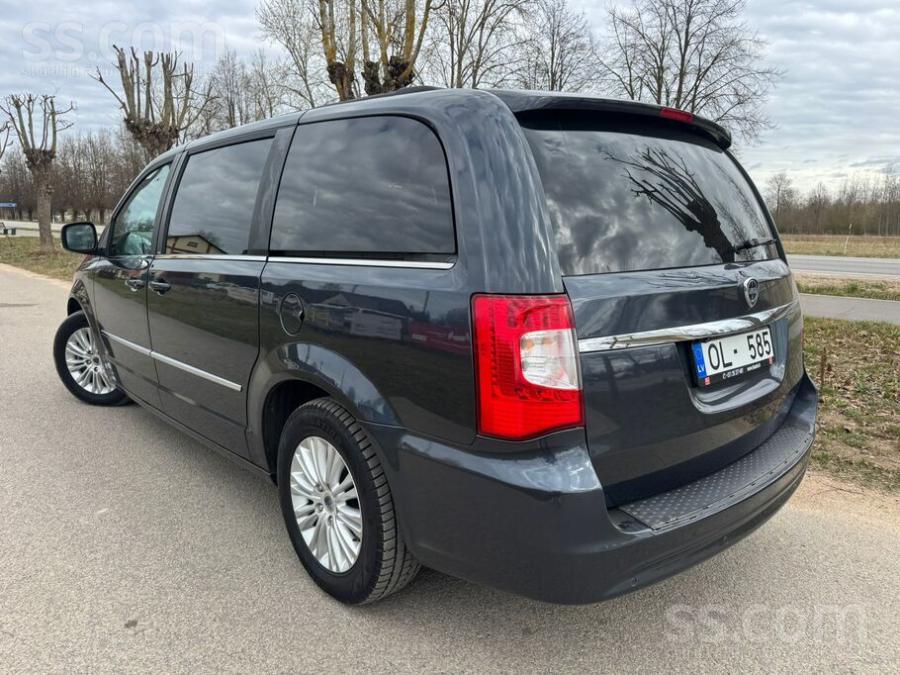 Pelēks Lancia Voyager 2014 Ogre, ar dzinēja tilpumu 2.80 L un nobraukumu 216 tūkst. km par 9280 €, foto 12 vietnē AUTOMOTO.COM.LV