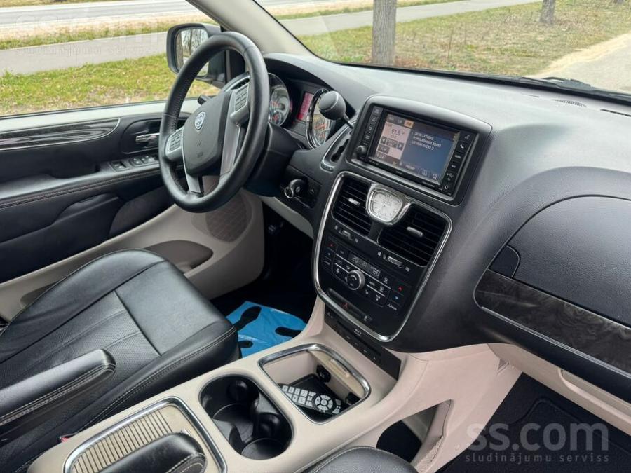 Pelēks Lancia Voyager 2014 Ogre, ar dzinēja tilpumu 2.80 L un nobraukumu 216 tūkst. km par 9280 €, foto 26 vietnē AUTOMOTO.COM.LV