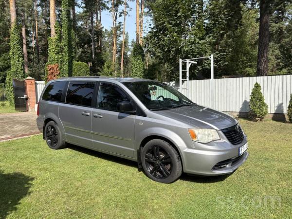 Grey Lancia Voyager 2014 in Daugavpils, with an engine capacity of 2.80 L and mileage of 261 thousand km for 11700 €, photo 2 on AUTOMOTO.COM.LV