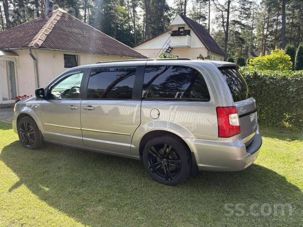 Grey Lancia Voyager 2014 in Daugavpils, with an engine capacity of 2.80 L and mileage of 261 thousand km for 11700 €, photo 5 on AUTOMOTO.COM.LV