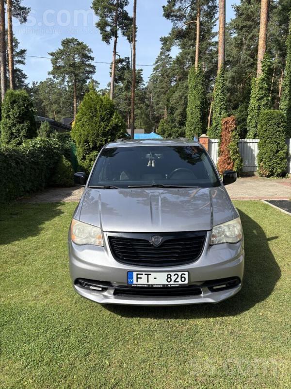 Grey Lancia Voyager 2014 in Daugavpils, with an engine capacity of 2.80 L and mileage of 261 thousand km for 11700 €, photo 7 on AUTOMOTO.COM.LV