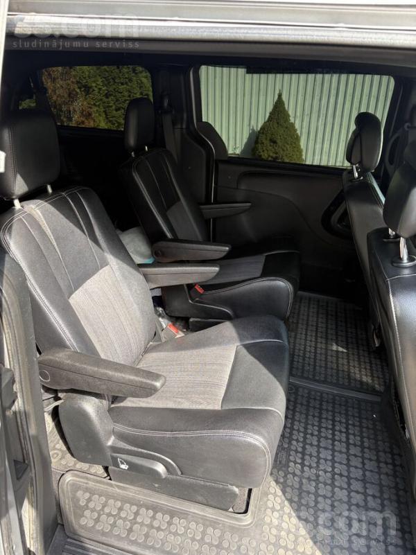 Grey Lancia Voyager 2014 in Daugavpils, with an engine capacity of 2.80 L and mileage of 261 thousand km for 11700 €, photo 10 on AUTOMOTO.COM.LV