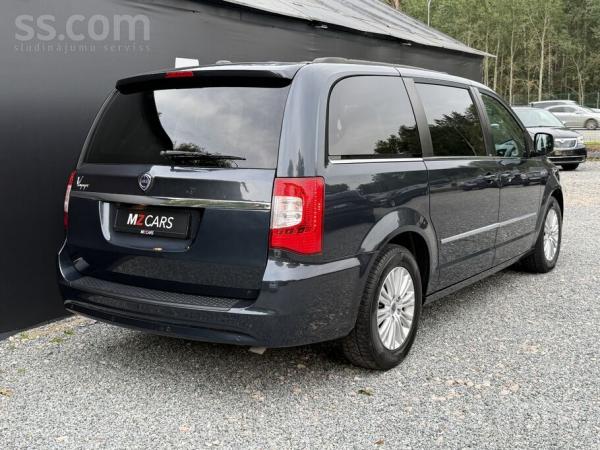 Grey Lancia Voyager 2014 in Riga, with an engine capacity of 2.80 L and mileage of 171 thousand km for 10790 €, photo 5 on AUTOMOTO.COM.LV
