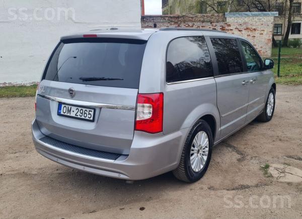 Grey Lancia Voyager 2015 in Jelgava, with an engine capacity of 2.80 L and mileage of 0 thousand km for 10490 €, photo 8 on AUTOMOTO.COM.LV