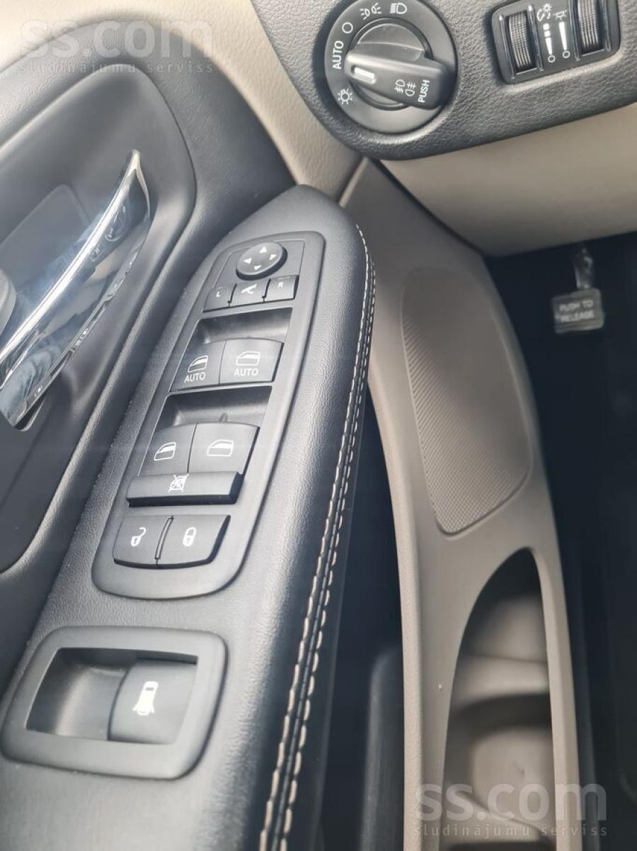 Grey Lancia Voyager 2015 in Jelgava, with an engine capacity of 2.80 L and mileage of 0 thousand km for 10490 €, photo 19 on AUTOMOTO.COM.LV