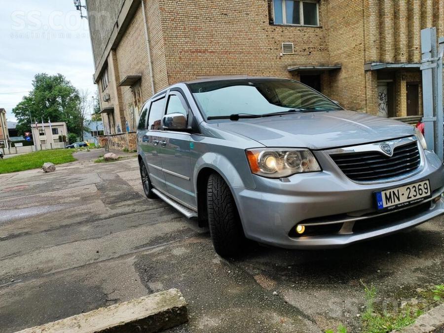 Pelēks Lancia Voyager 2015 Rīga, ar dzinēja tilpumu 2.80 L un nobraukumu 151 tūkst. km par 9980 €, foto 1 vietnē AUTOMOTO.COM.LV
