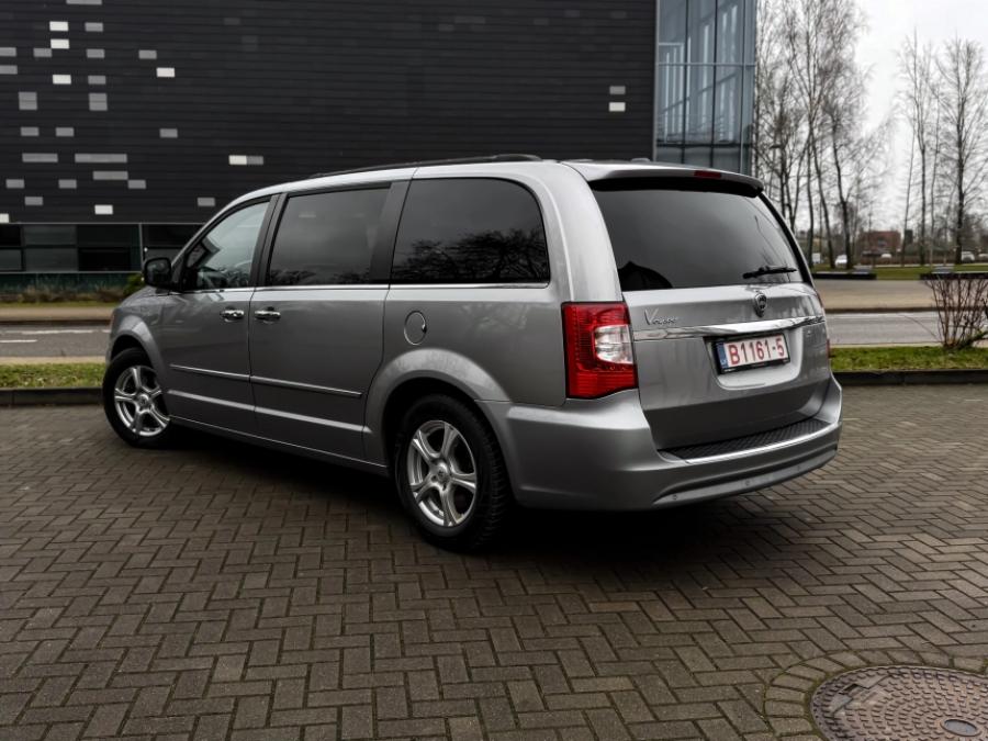 Pelēks Lancia Voyager 2015 Rīga, ar dzinēja tilpumu 2.80 L un nobraukumu 0 tūkst. km par 8500 €, foto 3 vietnē AUTOMOTO.COM.LV