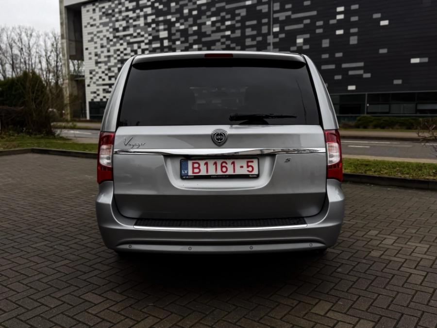 Pelēks Lancia Voyager 2015 Rīga, ar dzinēja tilpumu 2.80 L un nobraukumu 0 tūkst. km par 8500 €, foto 4 vietnē AUTOMOTO.COM.LV