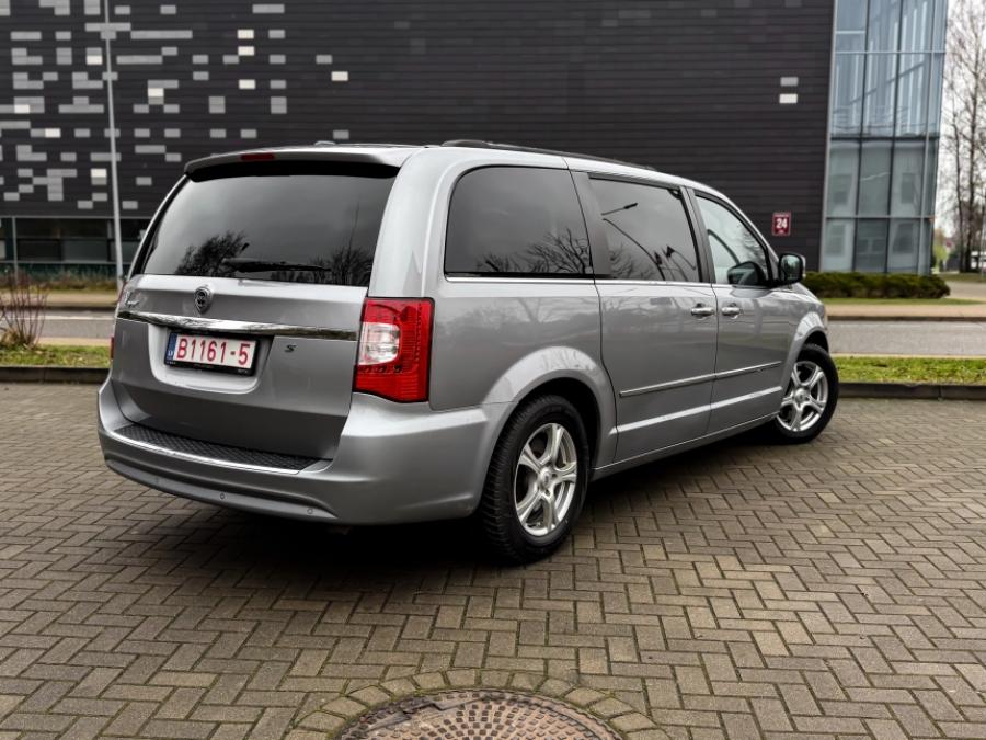 Pelēks Lancia Voyager 2015 Rīga, ar dzinēja tilpumu 2.80 L un nobraukumu 0 tūkst. km par 8500 €, foto 5 vietnē AUTOMOTO.COM.LV