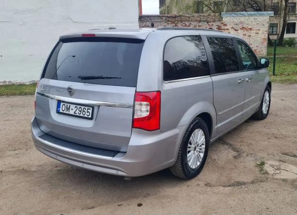 Pelēks Lancia Voyager 2015 Jelgava, ar dzinēja tilpumu 2.80 L un nobraukumu 187 tūkst. km par 10750 €, foto 8 vietnē AUTOMOTO.COM.LV