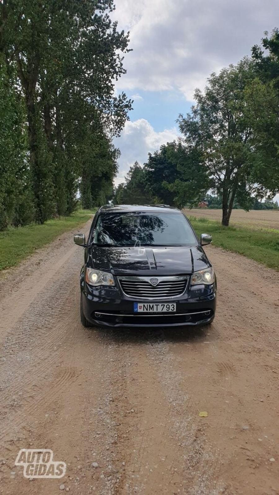 Grey Lancia Voyager 2011 in Kaunas, with an engine capacity of 2.80 L and mileage of 228 thousand km for 6300 €, photo 1 on AUTOMOTO.COM.LV
