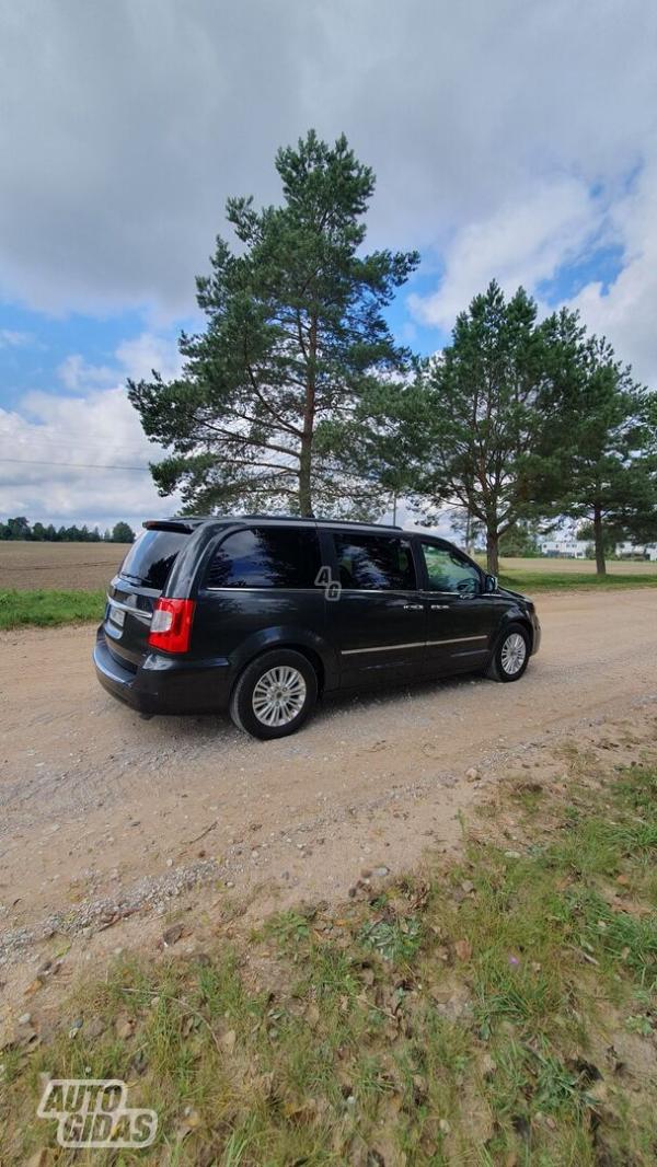 Grey Lancia Voyager 2011 in Kaunas, with an engine capacity of 2.80 L and mileage of 228 thousand km for 6300 €, photo 6 on AUTOMOTO.COM.LV