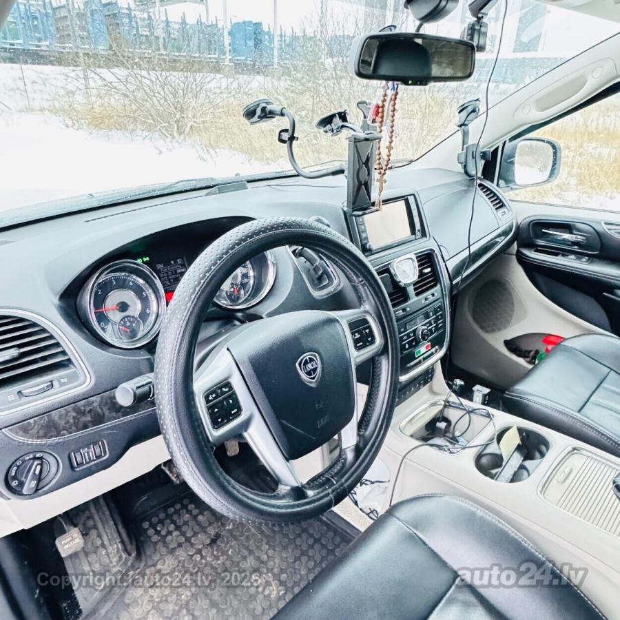 Pelēks Lancia Voyager 2011 Mardu, ar dzinēja tilpumu 2.80 L un nobraukumu 295 tūkst. km par 7500 €, foto 11 vietnē AUTOMOTO.COM.LV