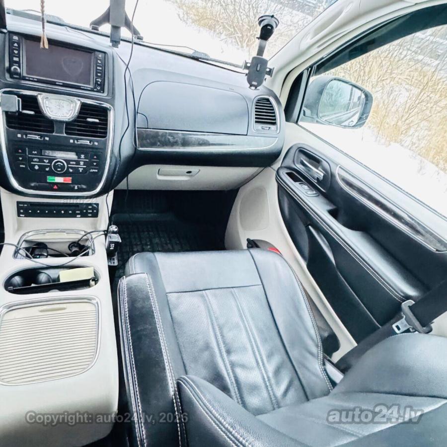 Pelēks Lancia Voyager 2011 Mardu, ar dzinēja tilpumu 2.80 L un nobraukumu 295 tūkst. km par 7500 €, foto 14 vietnē AUTOMOTO.COM.LV