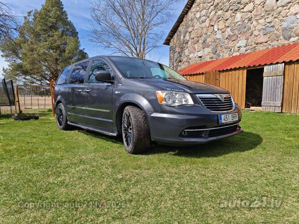 Grey Lancia Voyager 2011 in Tallinn, with an engine capacity of 2.80 L and mileage of 394 thousand km for 3999 €, photo 1 on AUTOMOTO.COM.LV