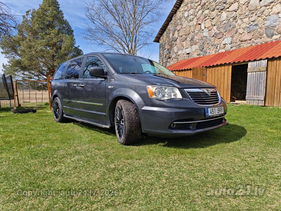 Grey Lancia Voyager 2011 in Tallinn, with an engine capacity of 2.80 L and mileage of 394 thousand km for 3999 €, photo 1 on AUTOMOTO.COM.LV
