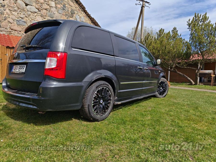Grey Lancia Voyager 2011 in Tallinn, with an engine capacity of 2.80 L and mileage of 394 thousand km for 3999 €, photo 5 on AUTOMOTO.COM.LV