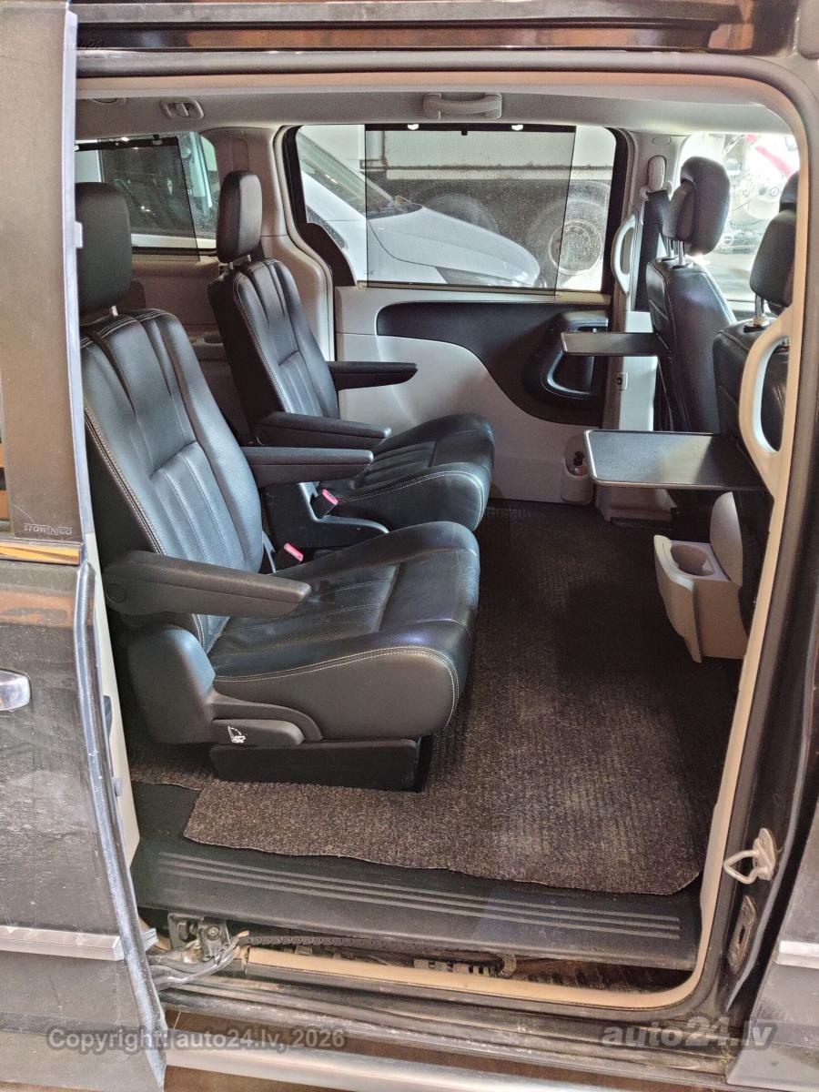 Grey Lancia Voyager 2011 in Tallinn, with an engine capacity of 2.80 L and mileage of 394 thousand km for 3999 €, photo 6 on AUTOMOTO.COM.LV