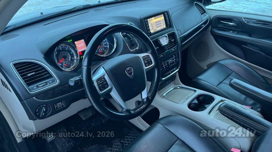 Pelēks Lancia Voyager 2012 Tallina, ar dzinēja tilpumu 2.80 L un nobraukumu 240 tūkst. km par 7999 €, foto 4 vietnē AUTOMOTO.COM.LV