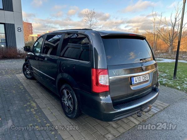 Grey Lancia Voyager 2012 in Tartu, with an engine capacity of 2.80 L and mileage of 358 thousand km for 5599 €, photo 2 on AUTOMOTO.COM.LV