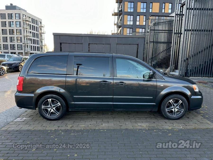 Pelēks Lancia Voyager 2012 Tartu, ar dzinēja tilpumu 2.80 L un nobraukumu 358 tūkst. km par 5599 €, foto 5 vietnē AUTOMOTO.COM.LV