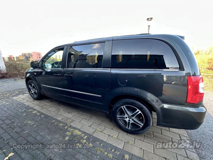 Pelēks Lancia Voyager 2012 Tartu, ar dzinēja tilpumu 2.80 L un nobraukumu 358 tūkst. km par 5599 €, foto 6 vietnē AUTOMOTO.COM.LV